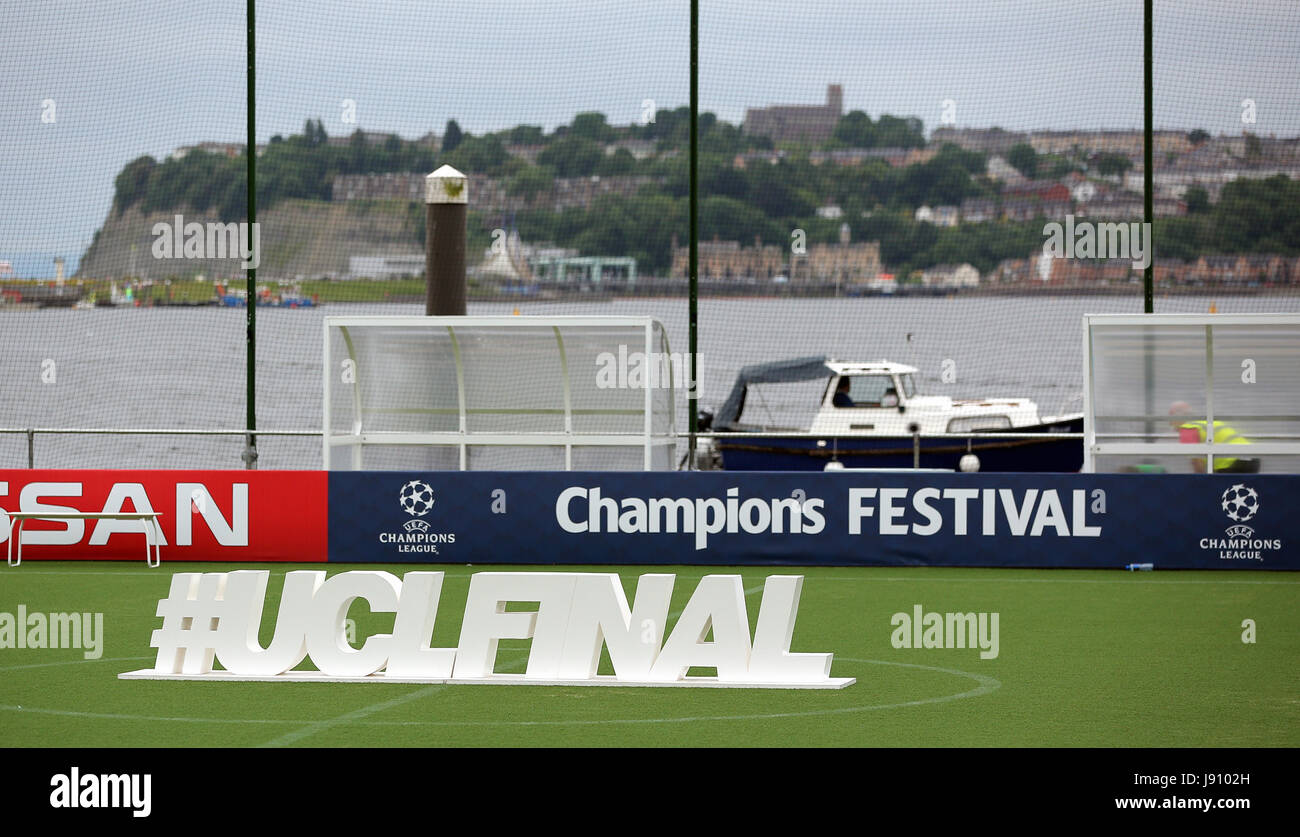 Real madrid pitch hi-res stock photography and images - Alamy