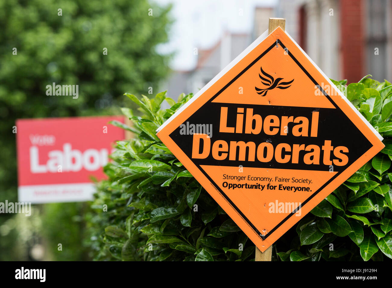 Labour signs hi-res stock photography and images - Alamy