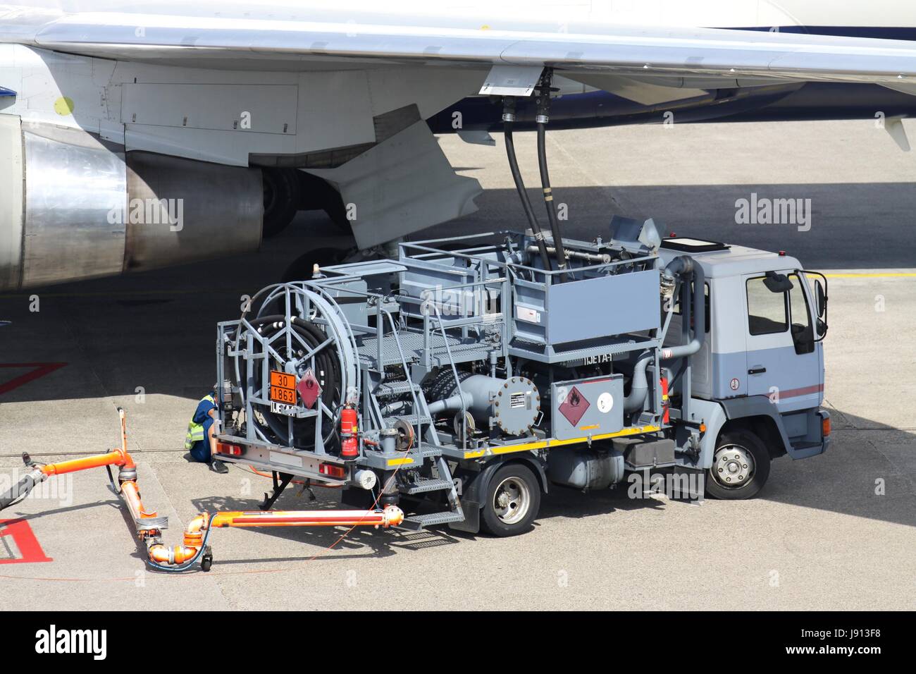 hydrant truck aircraft refueler at work Stock Photo: 143239580 - Alamy