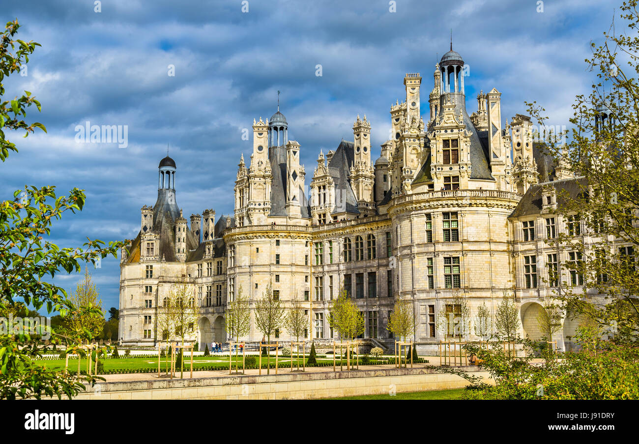 Chateau de Chambord, the largest castle in the Loire Valley - France ...
