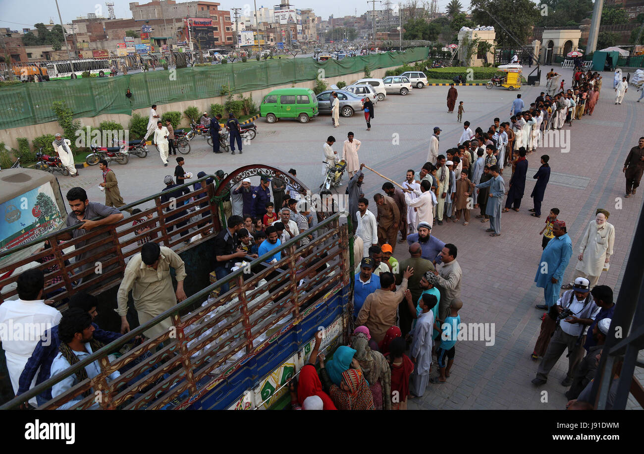 Lahore, Pakistan. 30th May, 2017. A large number of faithful Muslims ...