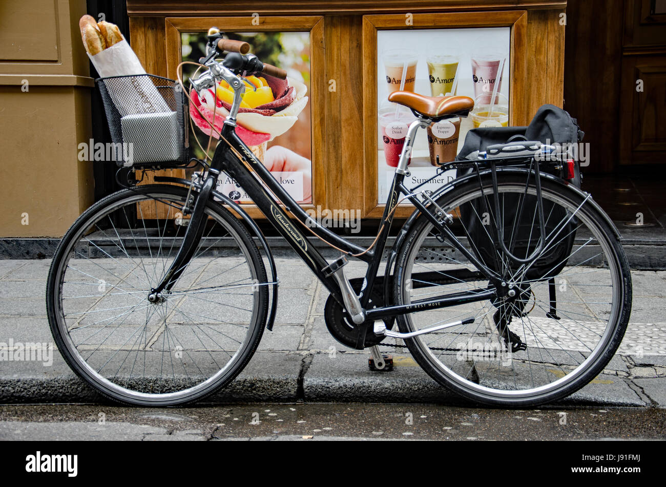 French bicycle baguette hi-res stock photography and images - Alamy
