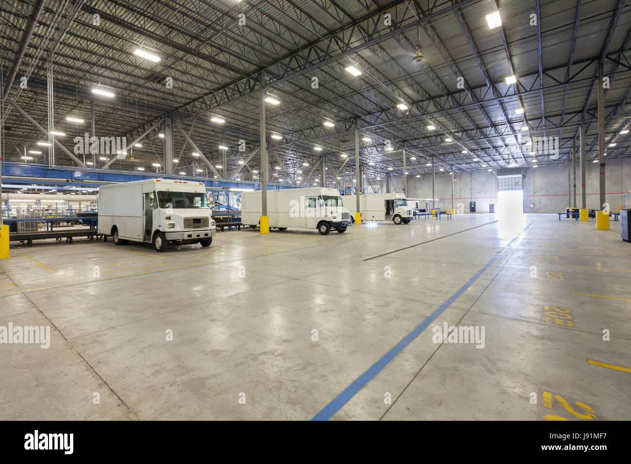 Distribution warehouse hi-res stock photography and images - Alamy