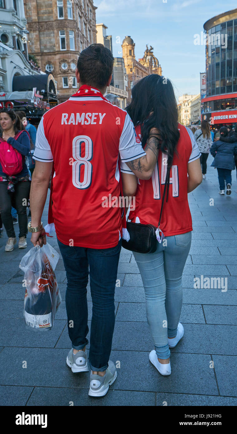arsenal fans football lovers Stock Photo - Alamy