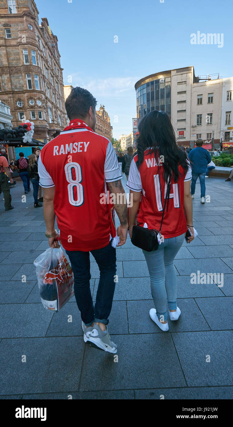 Football fans couple hi-res stock photography and images - Alamy