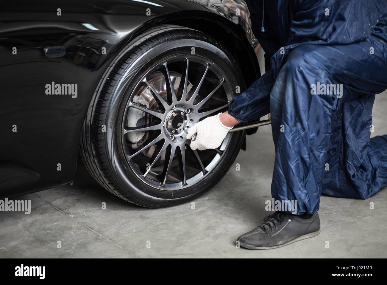 Auto repair shop interior hi-res stock photography and images - Alamy