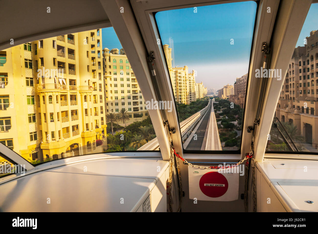 Dubai palm jumeirah monorail train hi-res stock photography and images ...