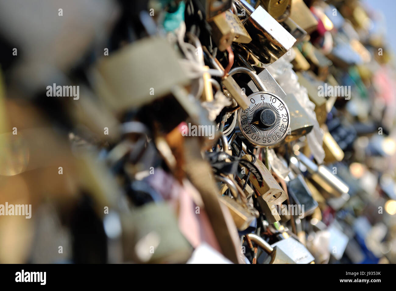 lock, friendship, big, large, enormous, extreme, powerful, imposing ...