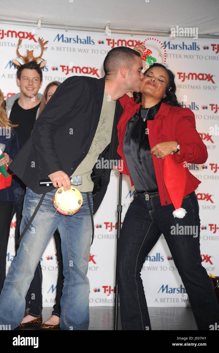 Mark Salling and Kimberley Locke at the 'Carol-Oke' Contest at Bryant ...