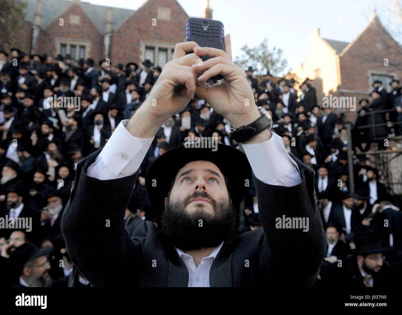 Thousands of rabbis attending the International Conference of Chabad ...