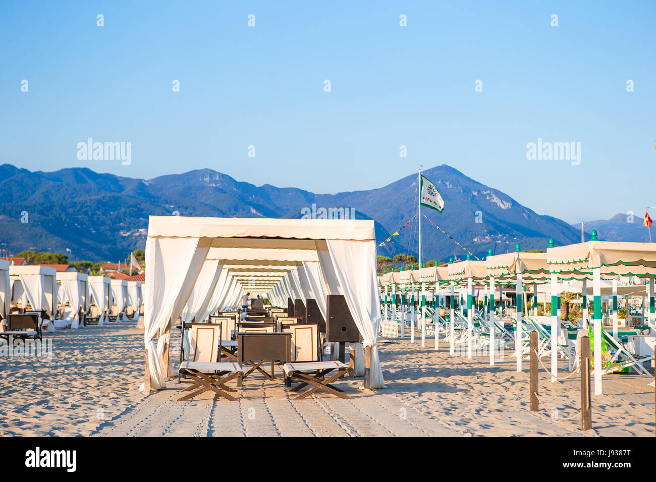 Sunbeds in famous italian sand beach at Forte dei Marmi Stock Photo - Alamy