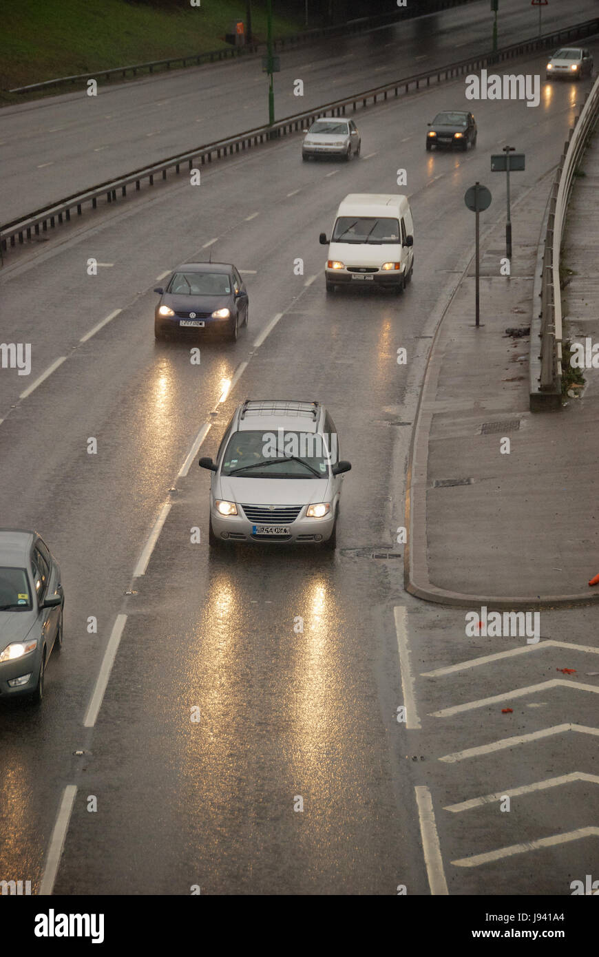 Inner City driving in poor weather conditions Stock Photo - Alamy