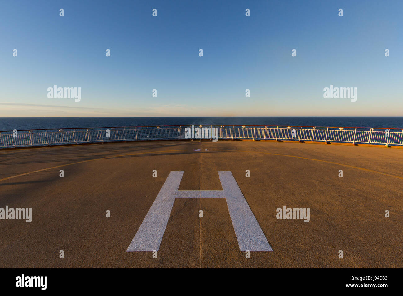Helicopter landing on ship hi-res stock photography and images - Alamy