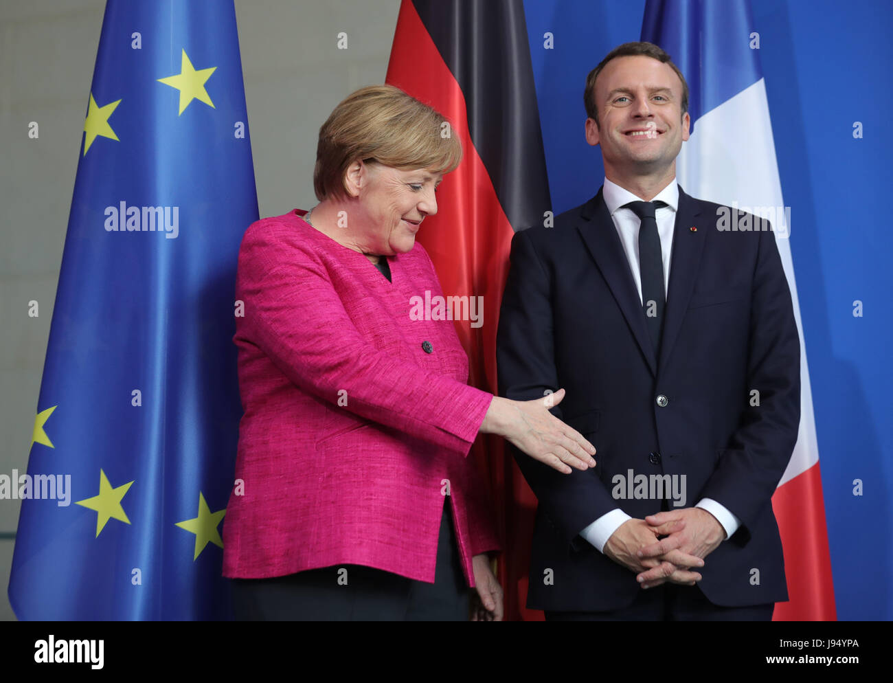 French President Emmanuel Macron (R) and German Chancellor Angela ...
