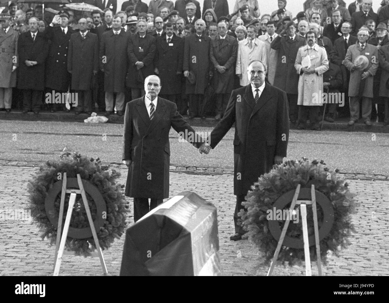 French President Francois Mitterrand (l) and German Chancellor Helmut ...