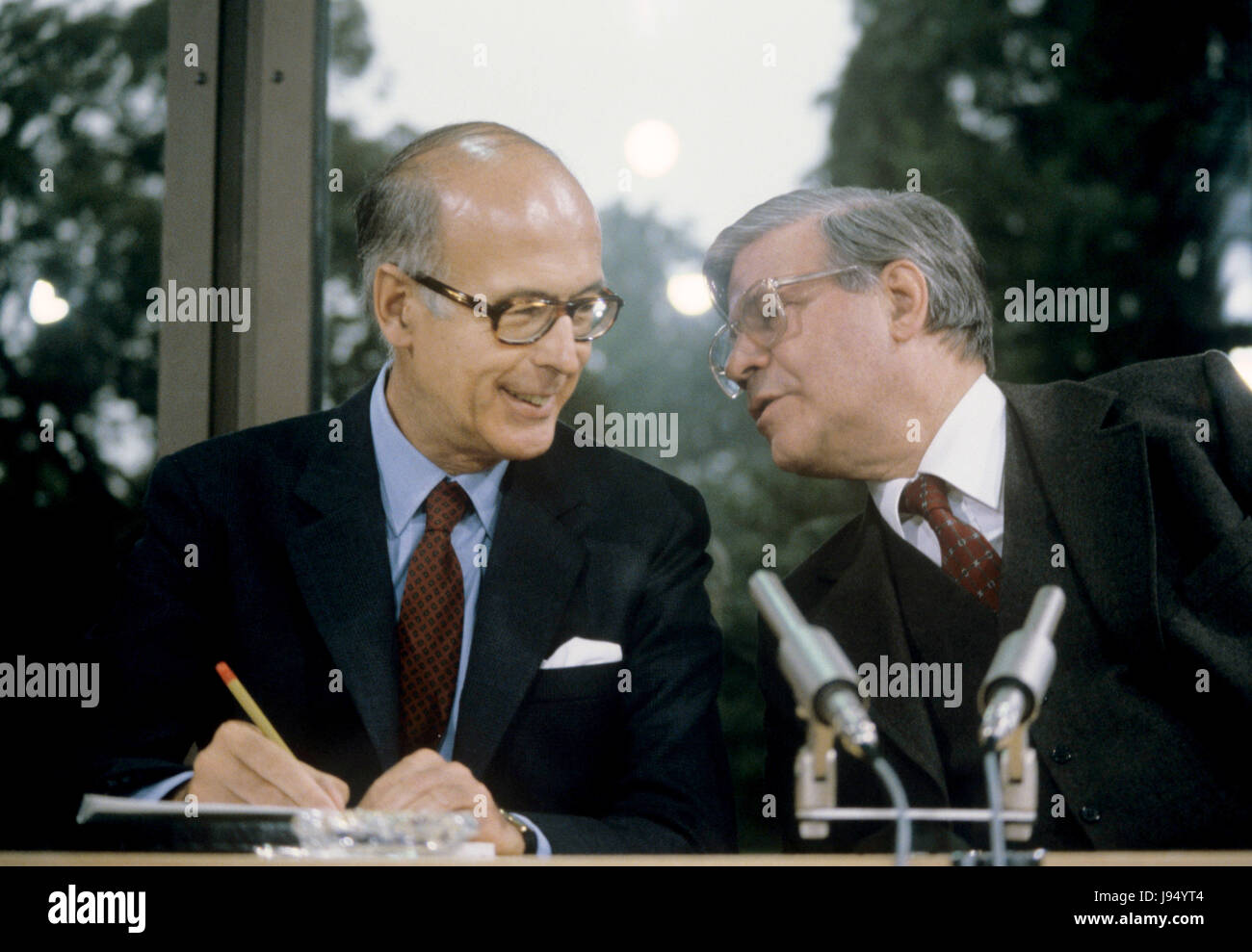 French President Valery Giscard d'Estaing (l) and German Chancellor ...