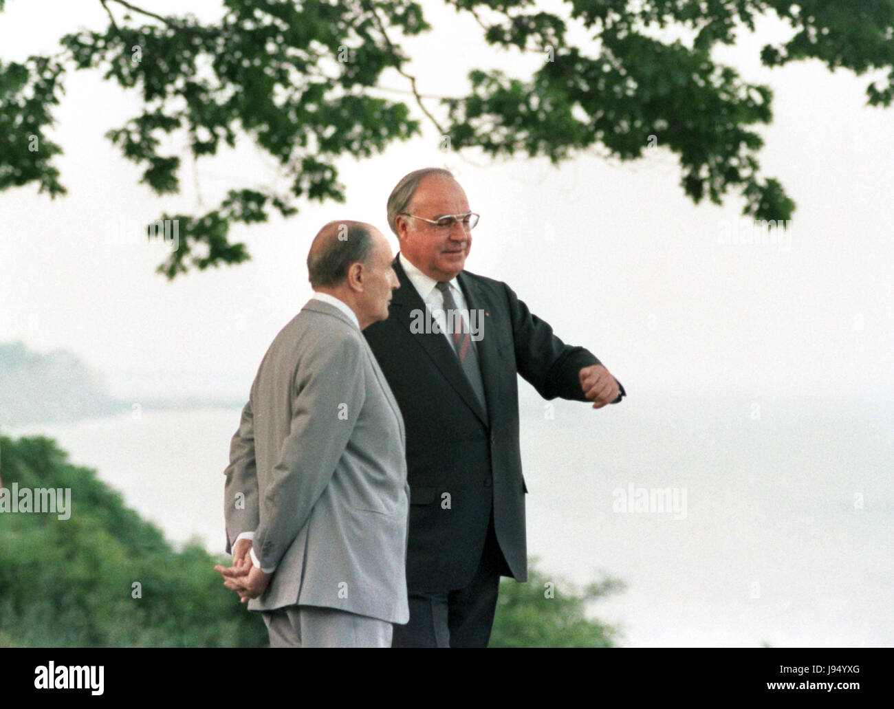French President Francois Mitterrand (l) and German Chancellor Helmut ...