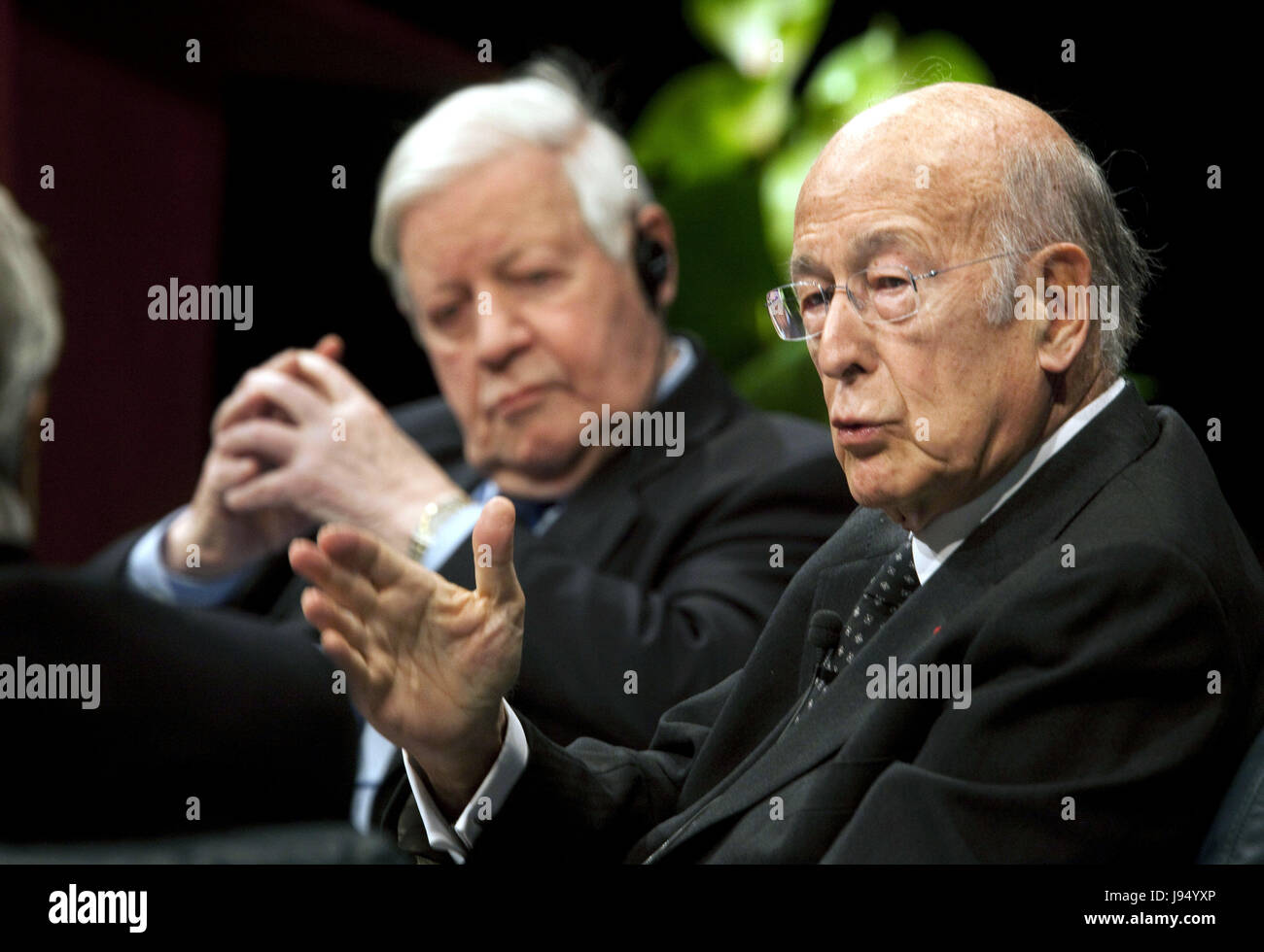Former French President Valery Giscard d'Estaing (r) and former German ...