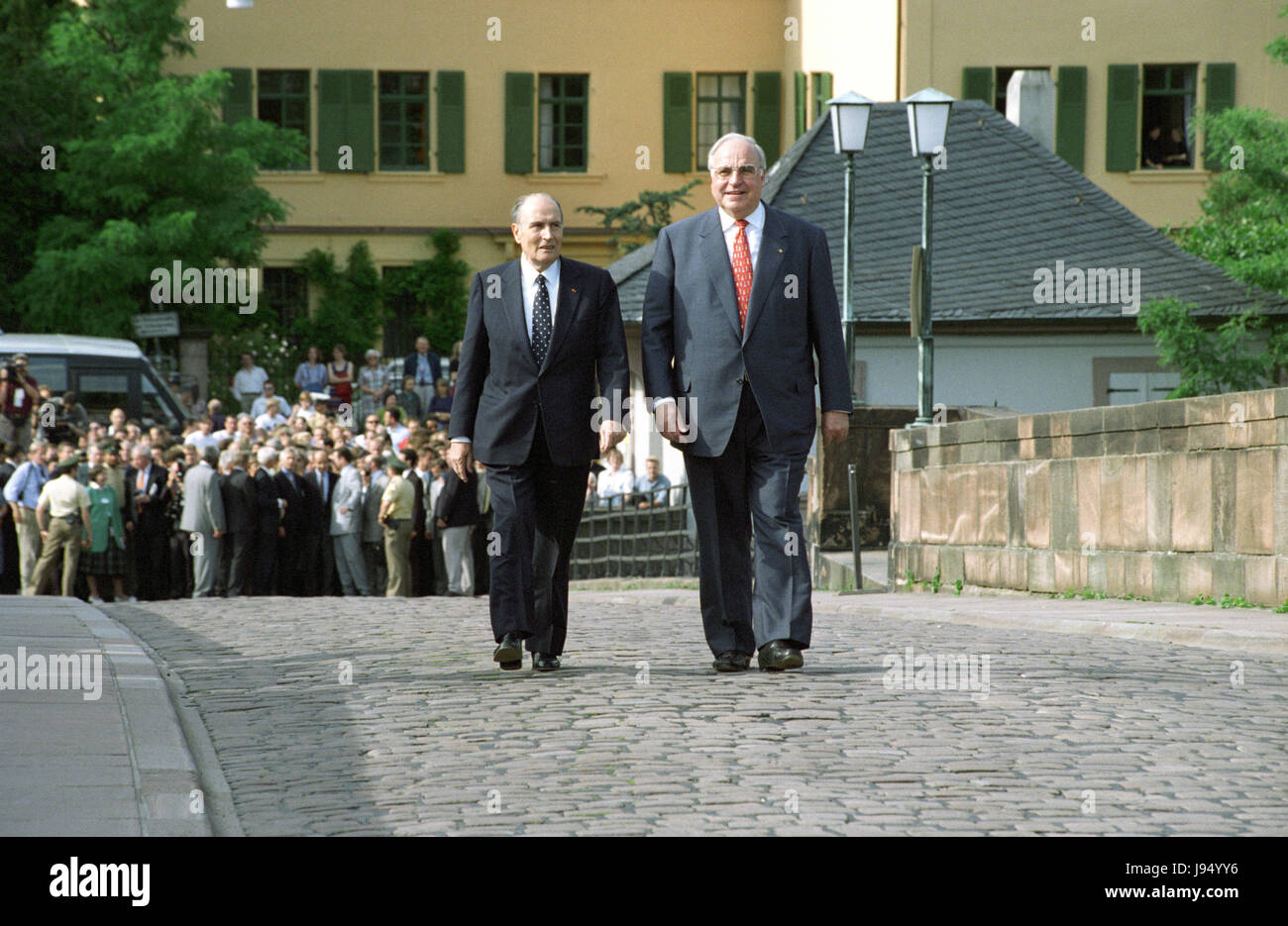 German Chancellor Helmut Kohl (r) and French President Francois ...