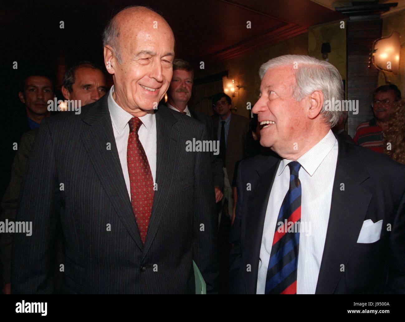 French President Valery Giscard d'Estaing (l) and former German ...