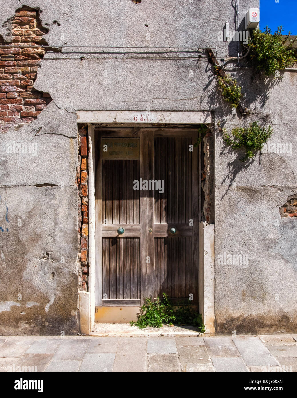 Battered building hi-res stock photography and images - Alamy