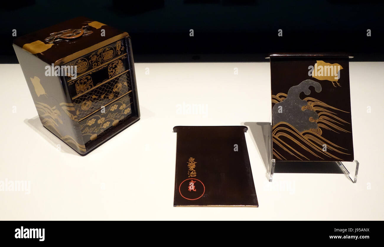 This 18th-century Edo-period tiered box by Nagata Yuji features ...