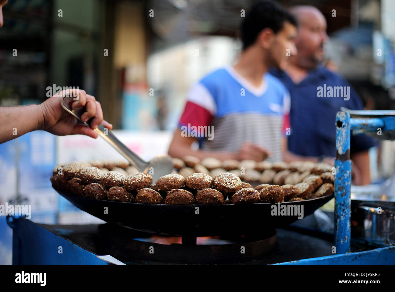Gaza City, The Gaza Strip, Palestine. 4th June, 2017. A Palestinian ...