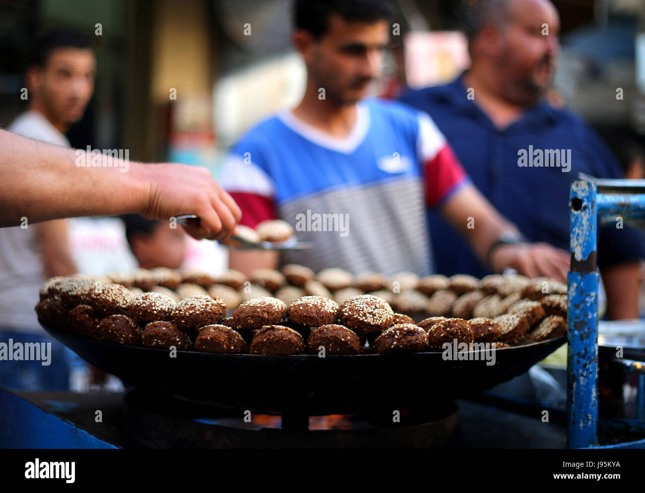 Gaza City, The Gaza Strip, Palestine. 4th June, 2017. A Palestinian ...