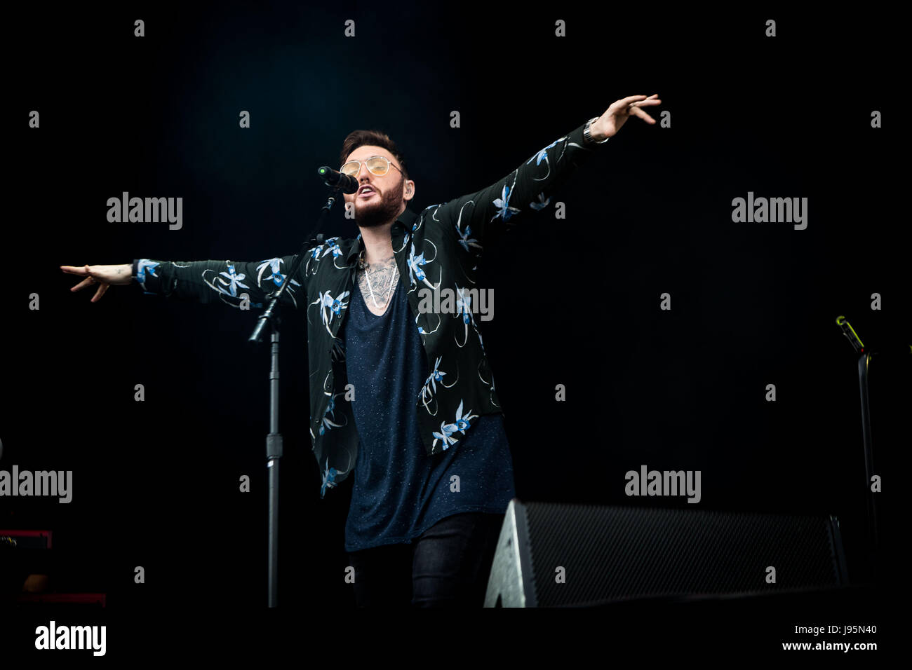 James arthur stage hi-res stock photography and images - Alamy