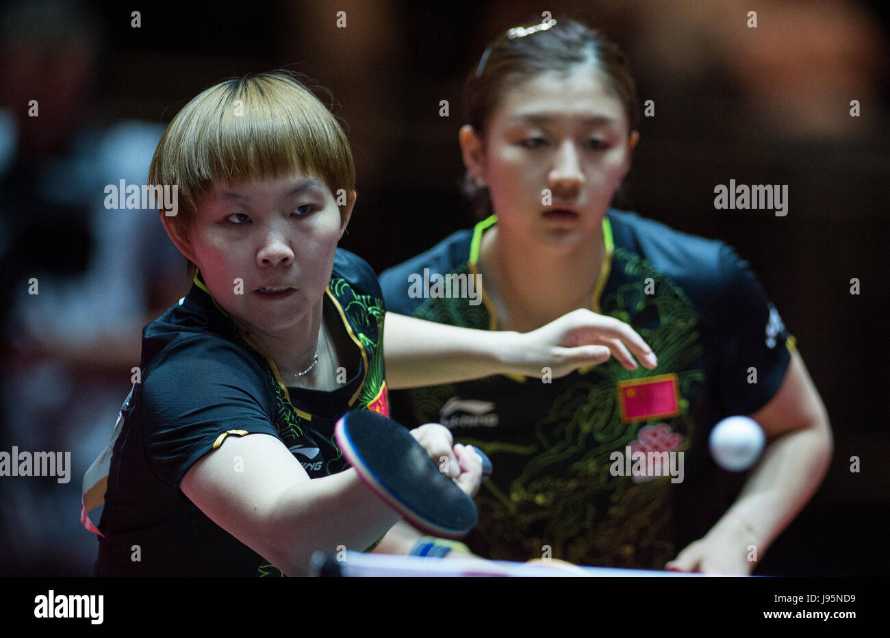 Duesseldorf, Germany. 5th June, 2017. Chen Meng (R) and Zhu Yuling ...
