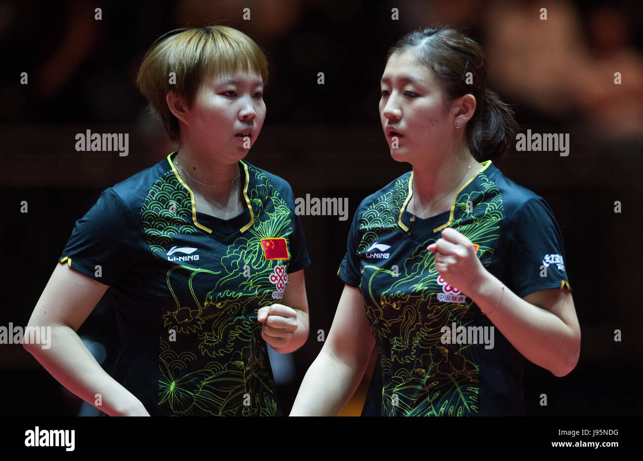 Duesseldorf, Germany. 5th June, 2017. Chen Meng (R) and Zhu Yuling ...