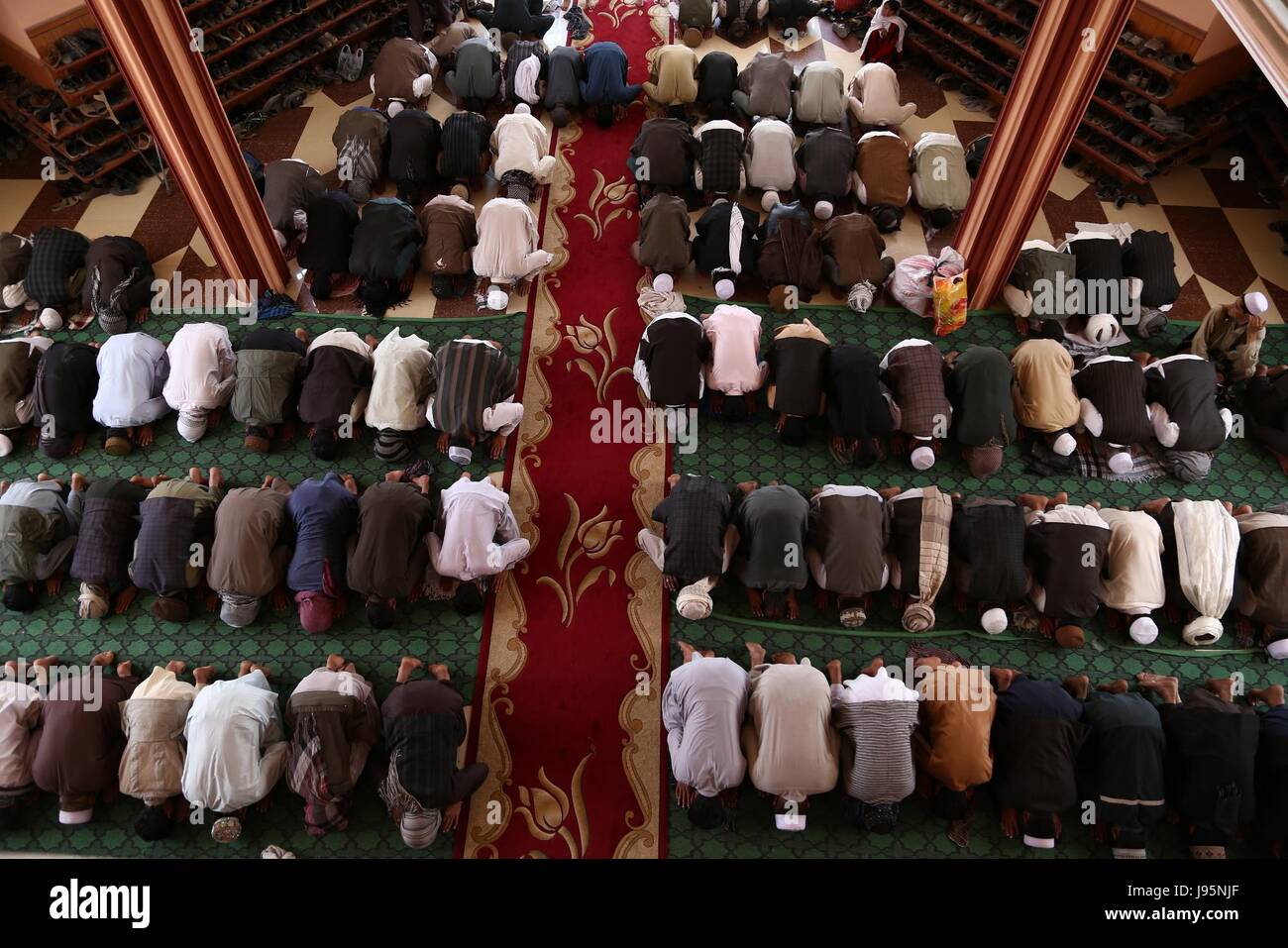 (170605) -- GHAZNI, June 5 (Xinhua) -- Afghan men pray at a mosque ...