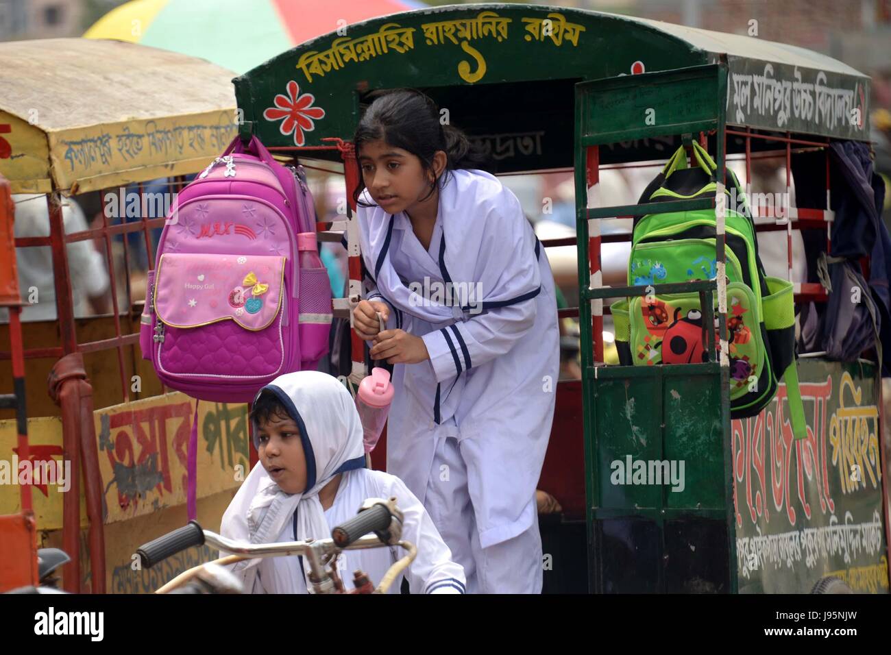 Dhaka, Bangladesh. 5th June, 2017. Children get off a school "van" in ...