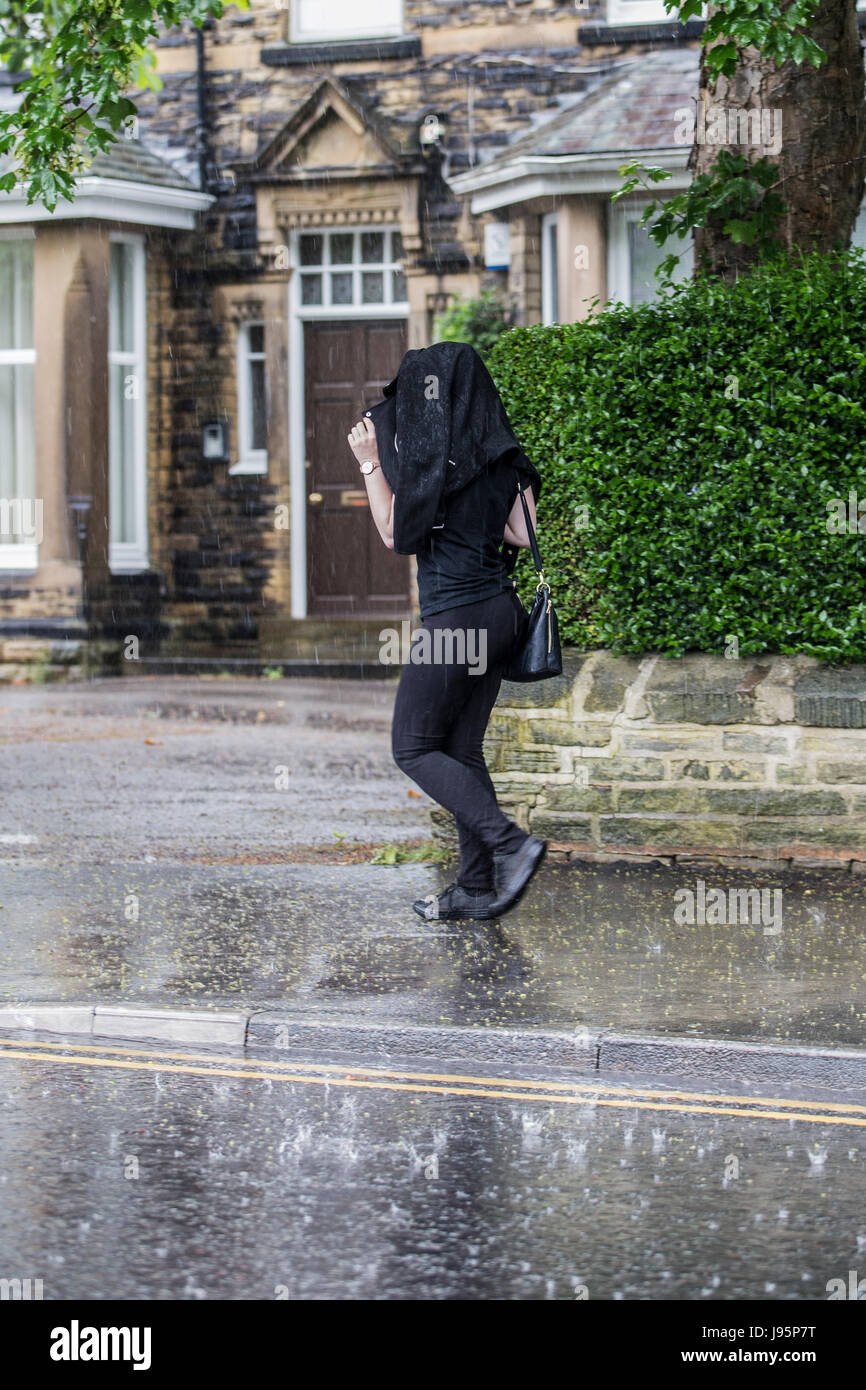 Heavy rain in leeds hi-res stock photography and images - Alamy