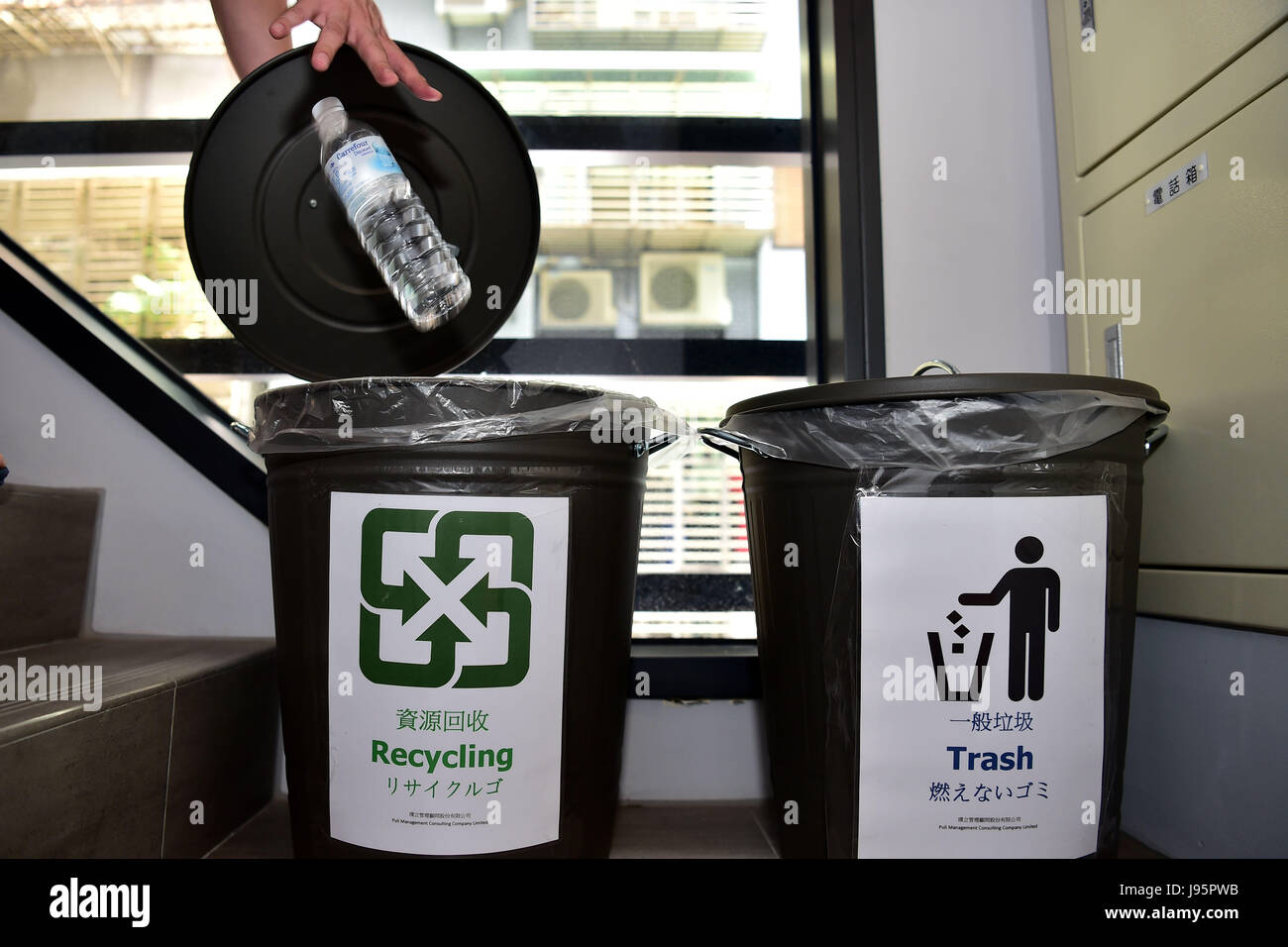 Taipei's Taiwan. 31st May, 2017. A resident throws garbage into ...
