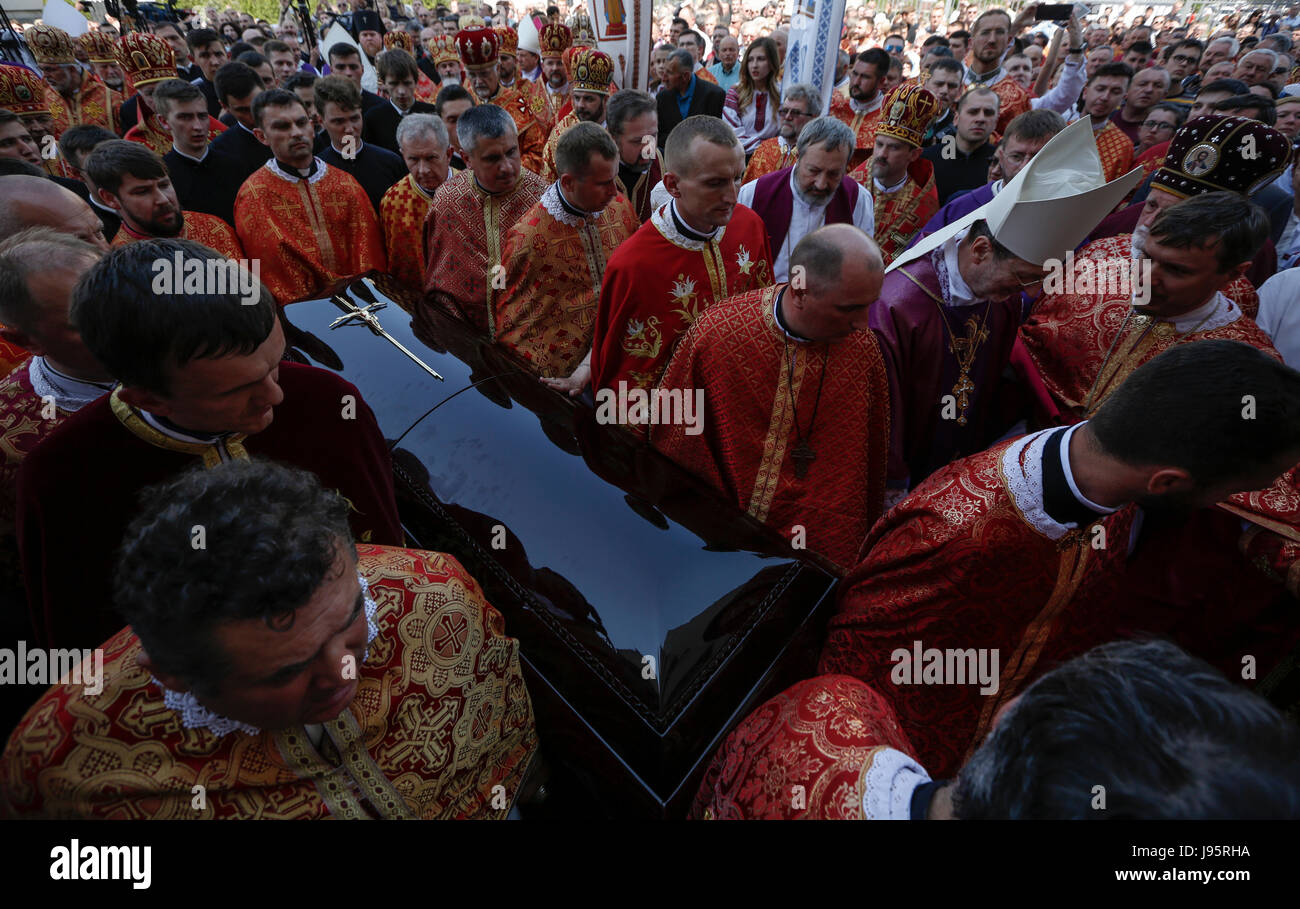 Kiev, Ukraine. 5th Jun, 2017. People stay around the Patriarchal ...