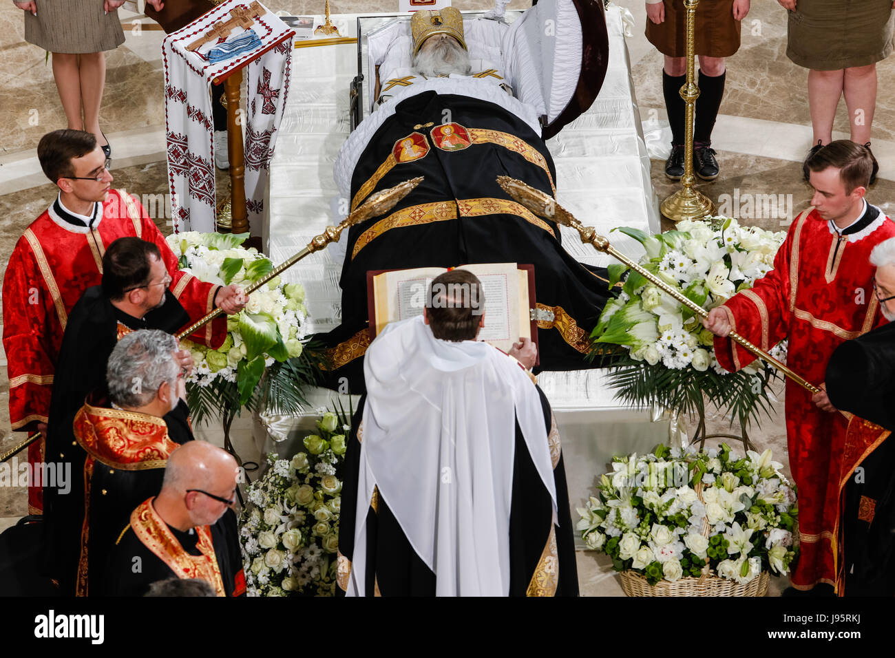 Kiev, Ukraine. 4th Jun, 2017. Ukrainian faithful pays last respect to ...