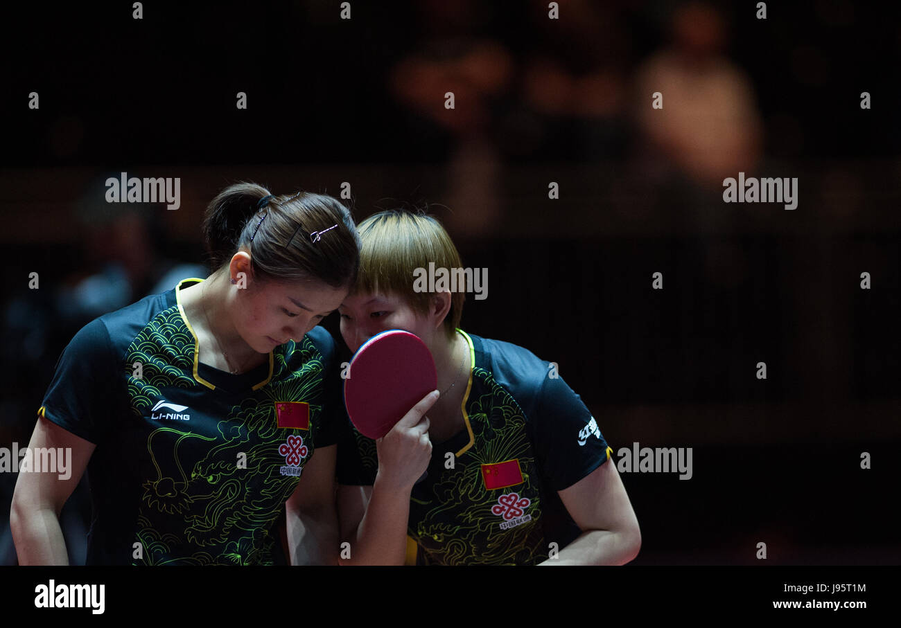 Duesseldorf, Germany. 5th June, 2017. Chen Meng (l) and Zhu Yuling (l ...