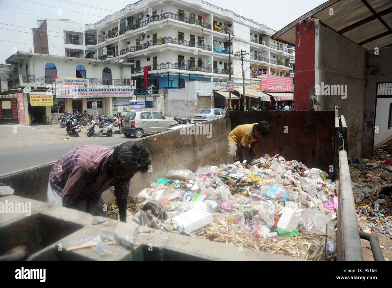 Garbage collector india hi-res stock photography and images - Alamy