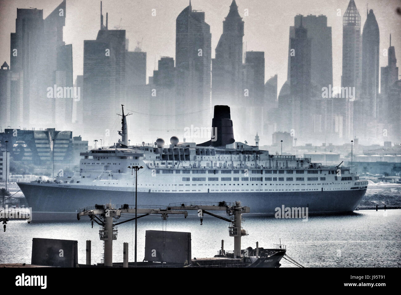 Dubai, United Arab Emirates. 20th Nov, 2016. The cruise ship "Queen ...