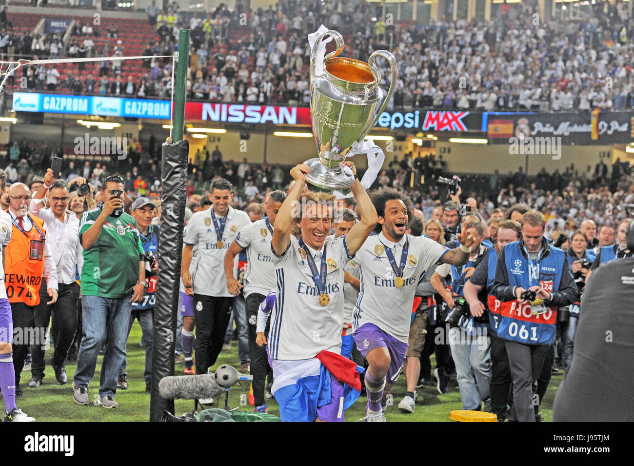Modric champions league celebrating hi-res stock photography and images ...