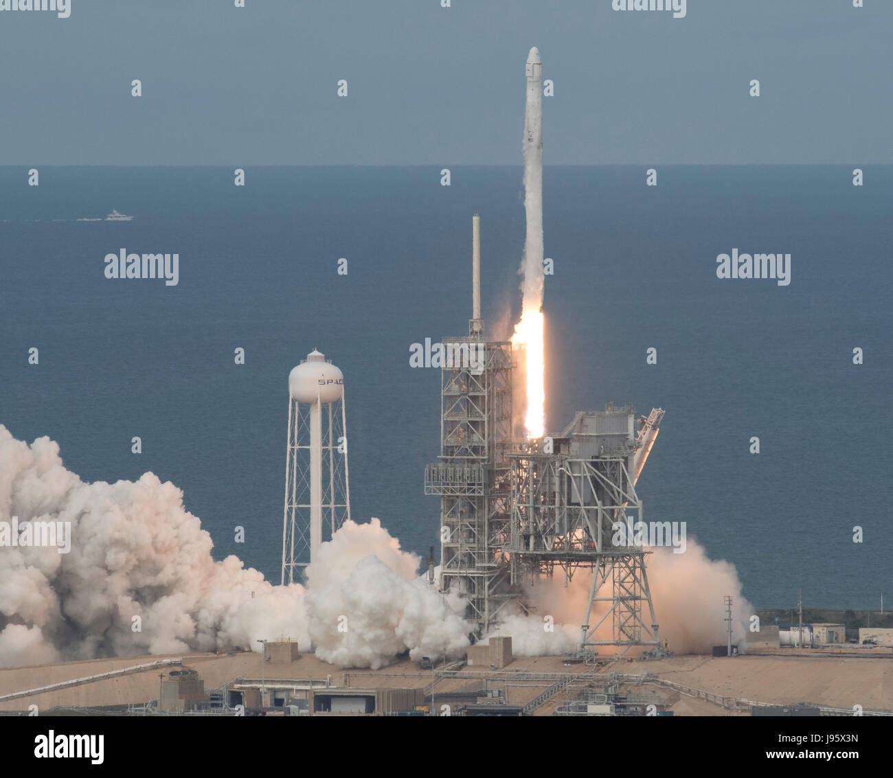 The SpaceX Falcon 9 rocket, with the Dragon spacecraft onboard ...