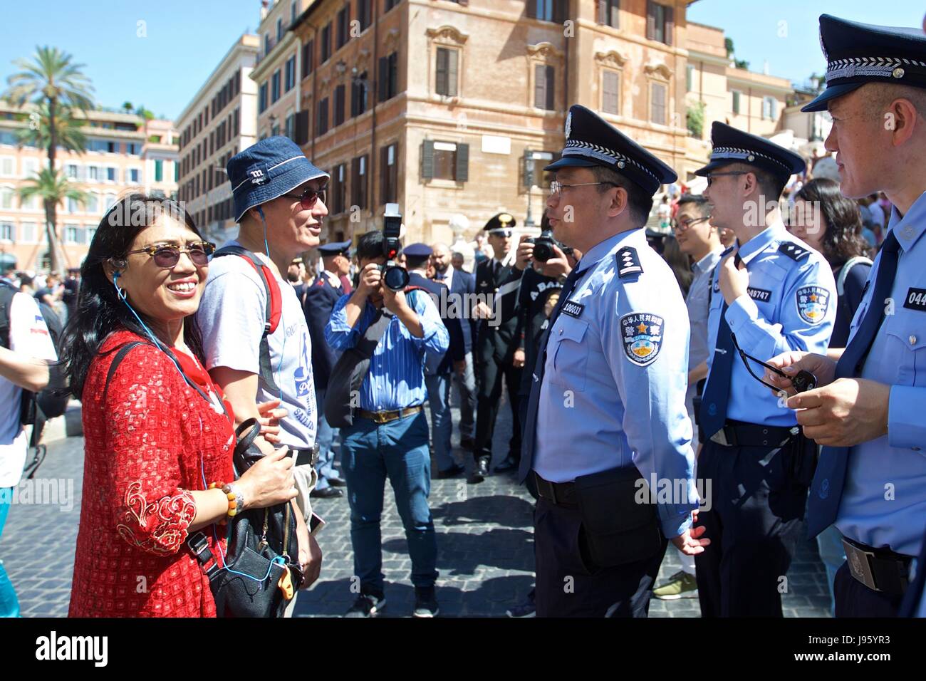 Rome, Italy. 5th June, 2017. Chinese police officers talk with tourists ...