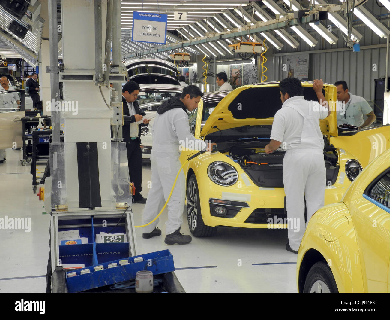 Puebla, Mexico. 14th Jan, 2014. Workers assemble a Beetle at the VW ...