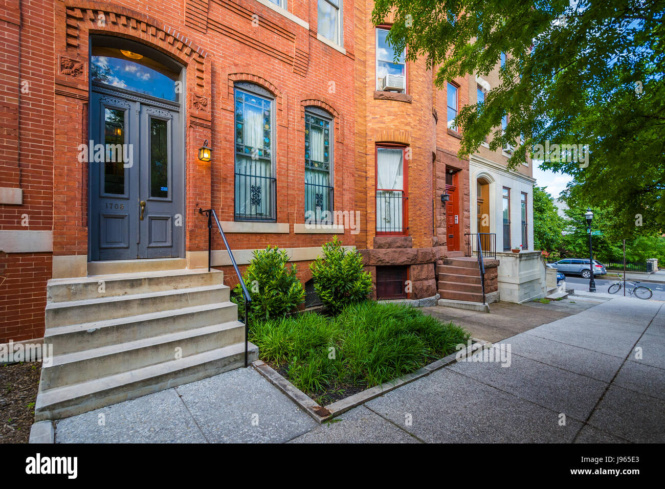 Baltimore brick row houses hi-res stock photography and images - Alamy