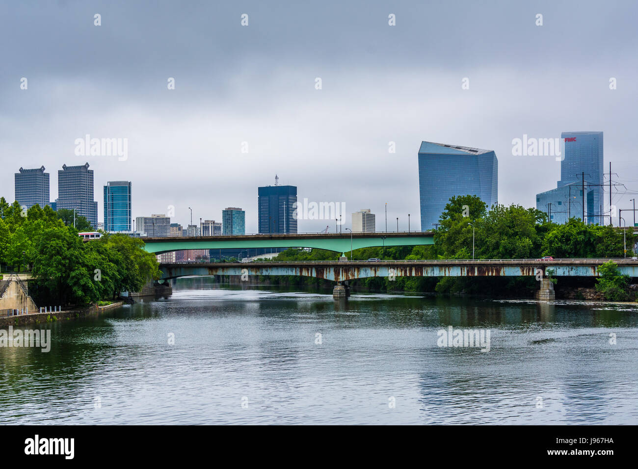 Bridges and buildings along the Schuylkill River in Philadelphia ...