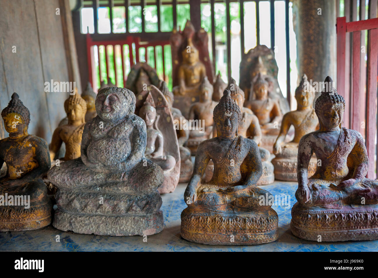 Buddha images inside Ho Trai or the library of Buddhist scriptures ...
