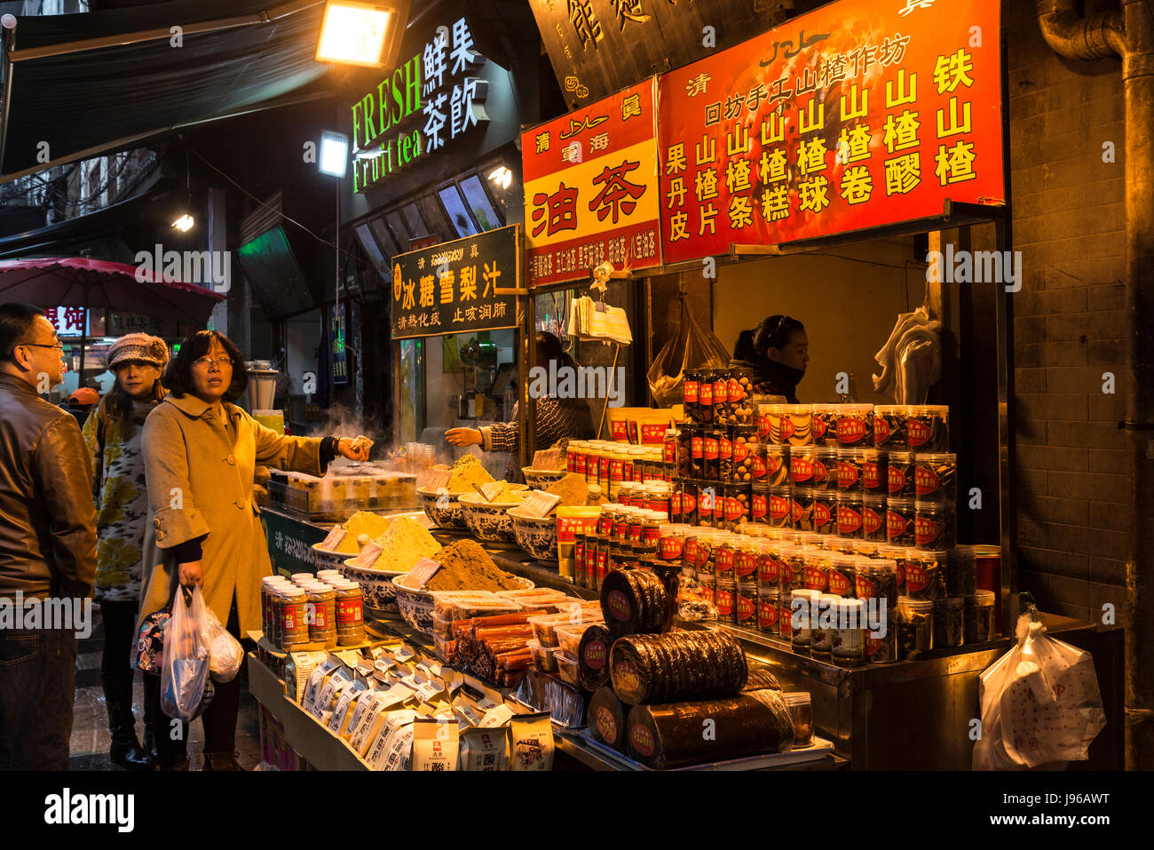 Street food market, Muslim Quarter, Xi'an, Shaanxi province, China ...