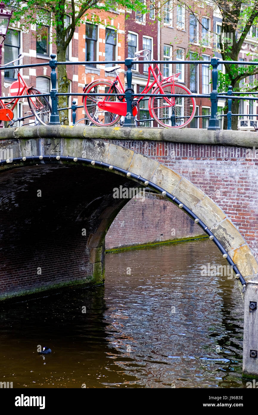 Red bridge railings hi-res stock photography and images - Alamy