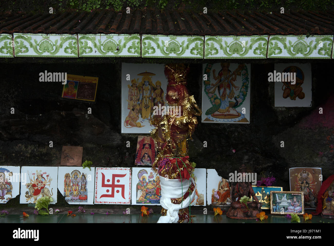 Small shrine hindu hi-res stock photography and images - Alamy